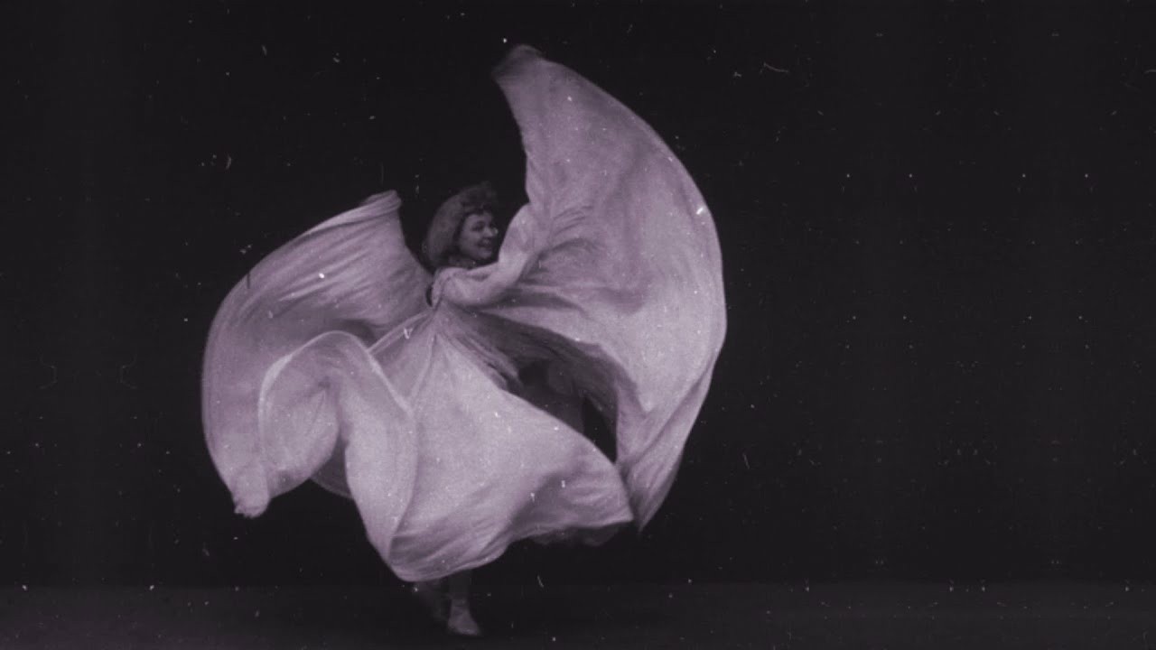Serpentine Dance by Mme. Bob Walter (1899) | MUBI