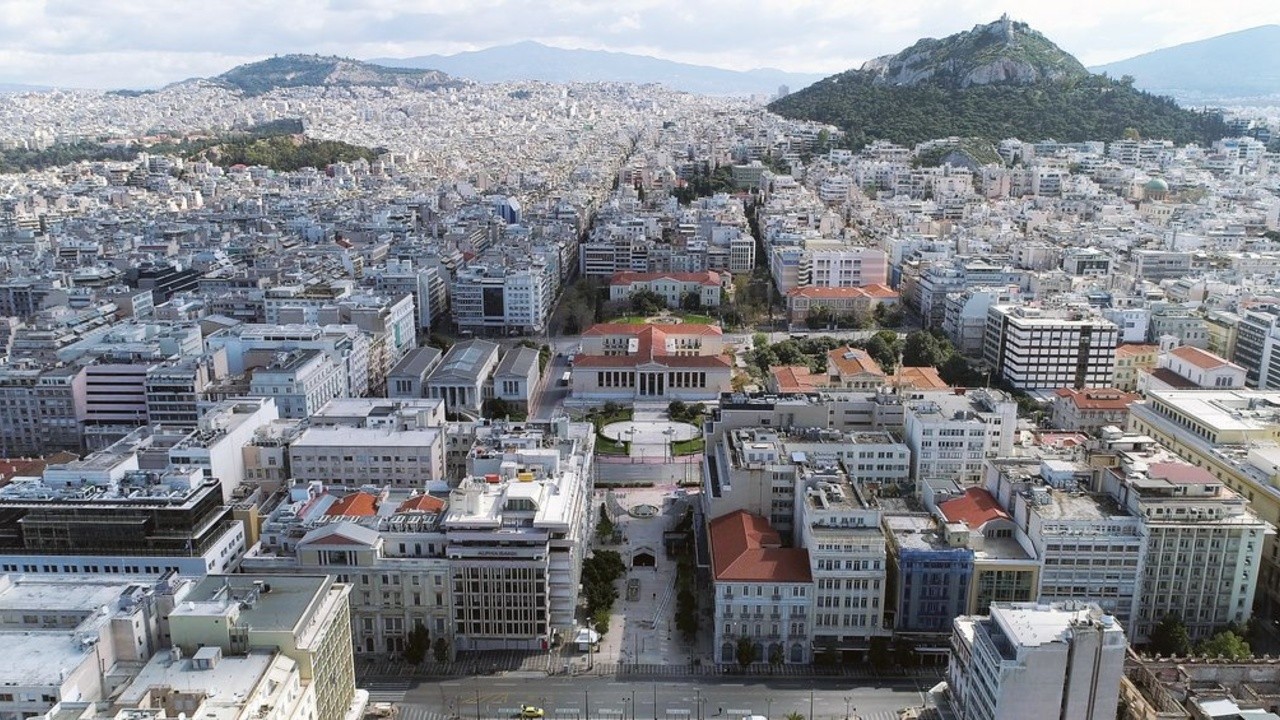 Builders, Housewives and the Construction of Modern Athens (2021) | MUBI