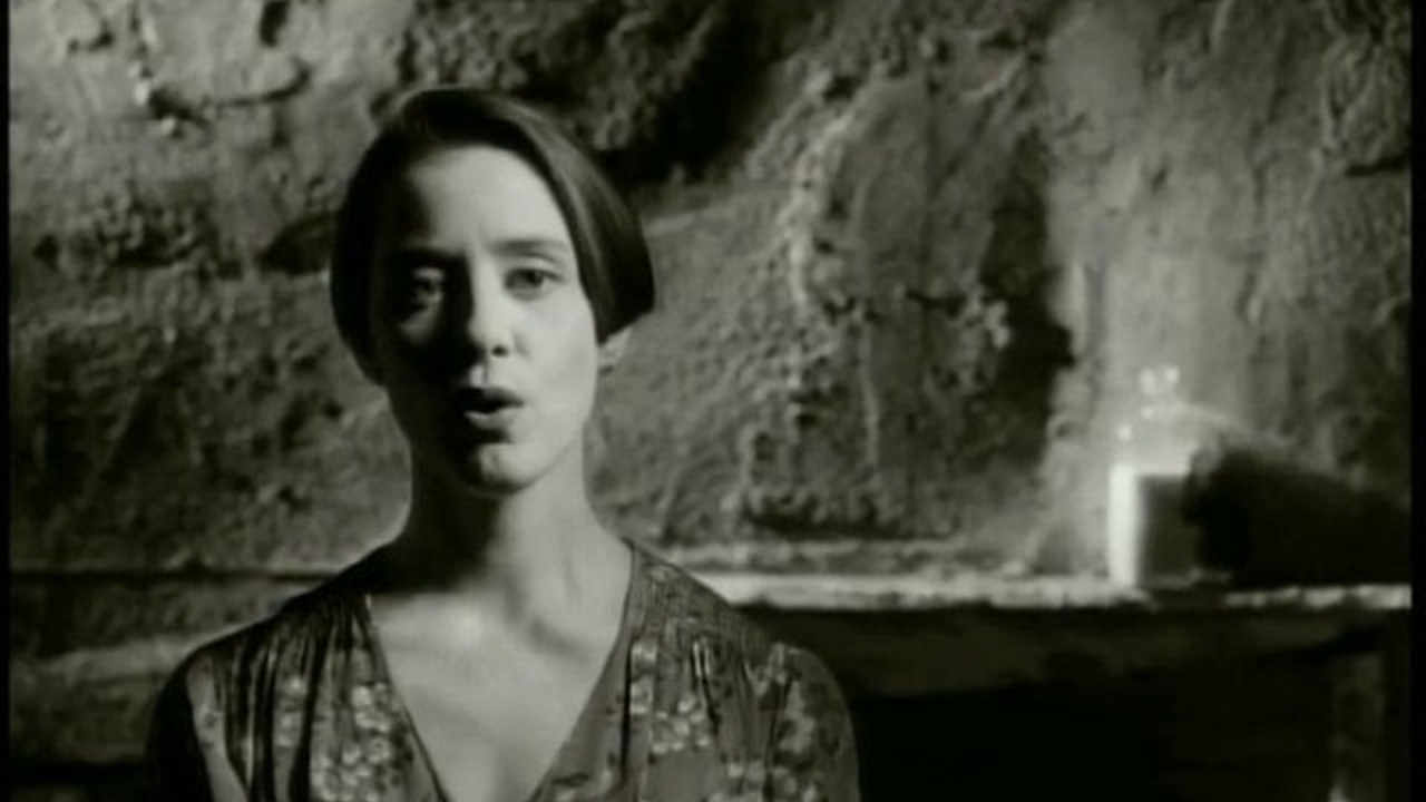 Suzanne Vega: Tired of Sleeping [MV] (1990) | MUBI