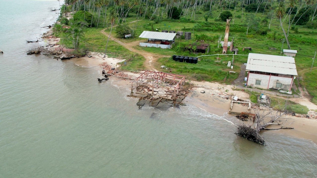 Without Leaving Anyone Behind (2023) | MUBI